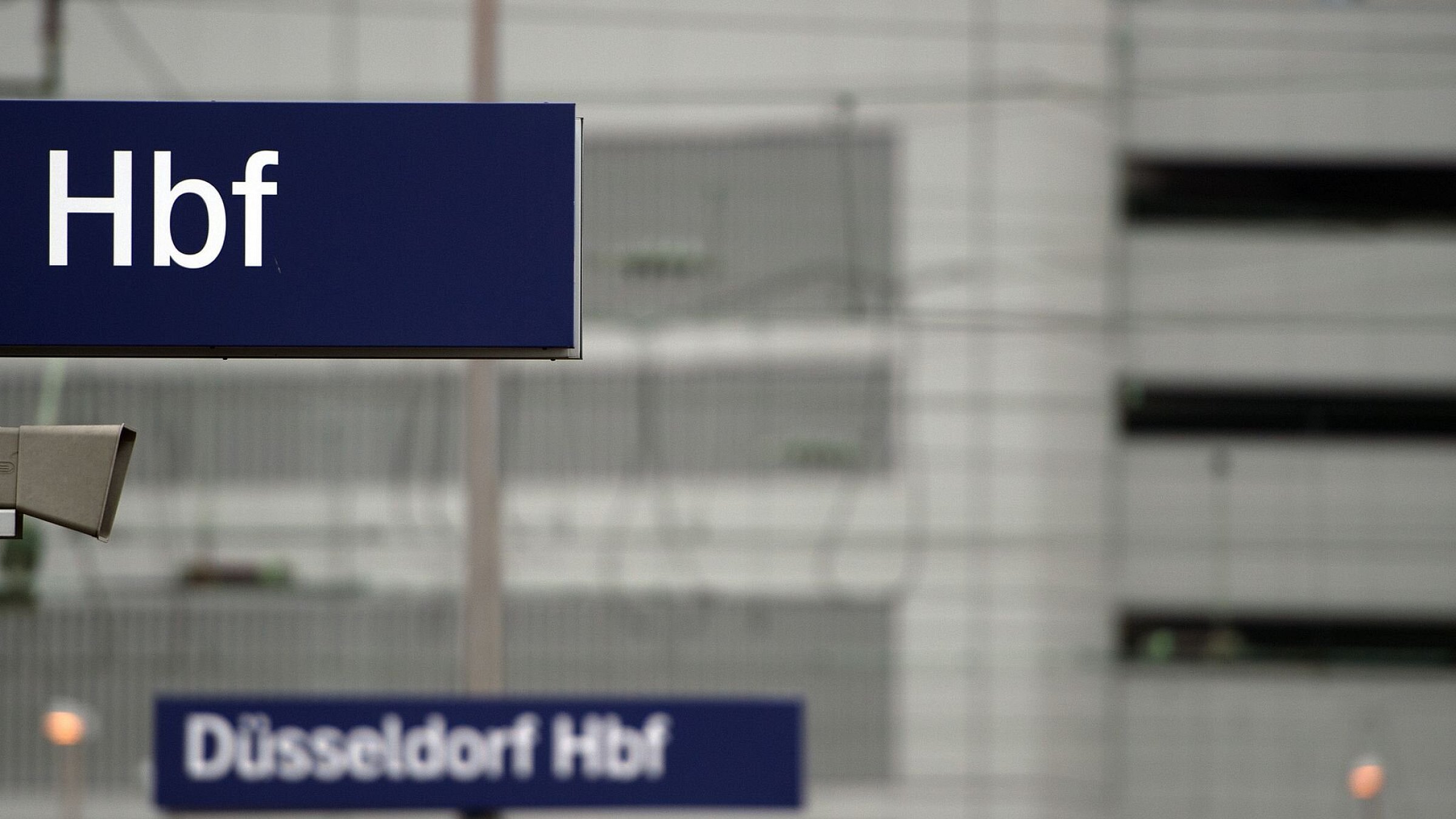 Mann stürzt ins Gleisbett: Zug trennt ihm zwei Finger ab | Haller Kreisblatt - NRW